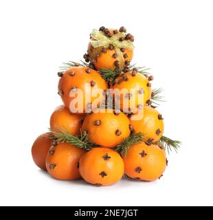 Pomander balls with Christmas tree branches, cones and cinnamon on ...