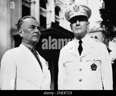 American General MacArthur, in Manila (Philippines), 1945 Stock Photo ...