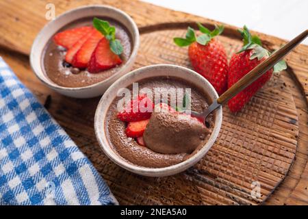 Chocolate mousse a dessert of French origin, whose base is egg white ...