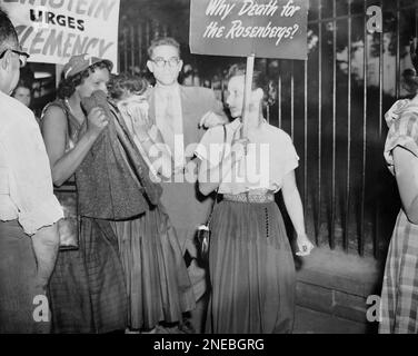 The electric chair that Julius and Ethel Rosenberg were executed in ...