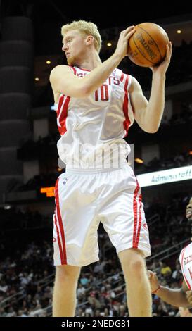 Houston Rockets' Chase Budinger (10) shoots over Toronto Raptors' Jose ...