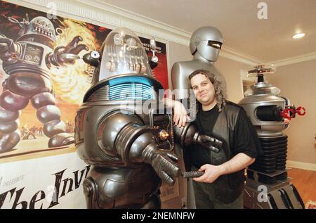 Jan 22, 1998; Los Angeles, CA, USA; Twin sister actors MARY-KATE and ...