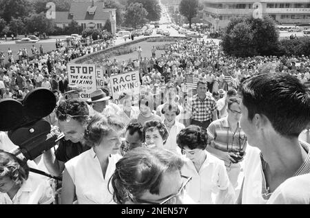LITTLE ROCK HIGH SCHOOL, Arkansas. Troops of the 327th Airborne Battle ...