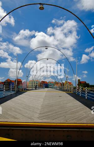 The floating Queen Emma Bridge in Willemstad, Curacao Stock Photo - Alamy