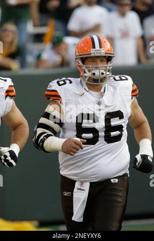 Cleveland Browns center Hank Fraley (66) signals to his line during ...
