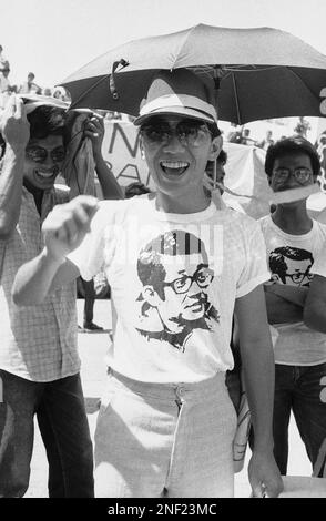 Welcomers of Benigno Aquino hear the news that Aquino was shot by ...
