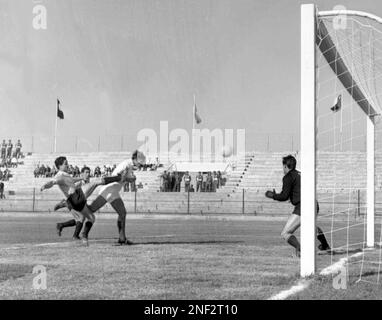 FOOTBALL WORLD CUP YUGOSLAVIA V CHILE CAPTAINS EXCHANGE PENNANT ; 22 ...