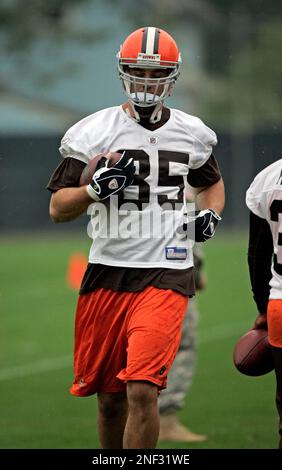 Cleveland Browns tight end John Madsen signs autographs at the ...