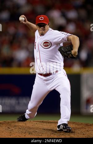 Cincinnati Reds reliever David Weathers pitches in a baseball game ...