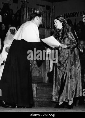 The Smiling Bard - Princess Elizabeth in her green bardic robes smiles ...
