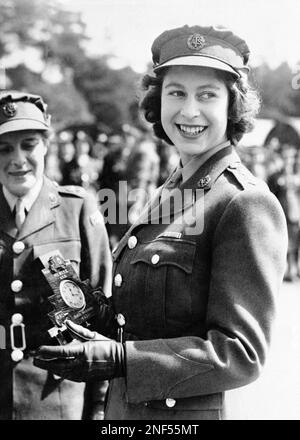 Queen Elizabeth II. Princess Elizabeth as Junior Commander in the ATS ...