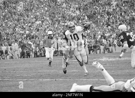 Penn State end Bill Banks (85) is about to pounce upon Notre Dame ...
