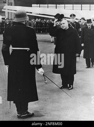 Adolf Hitler at the Berlin Airport, 1939 Stock Photo - Alamy