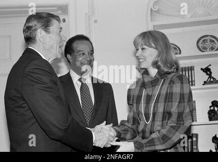 SHELLEY LONG, CHEERS, 1984 Stock Photo - Alamy