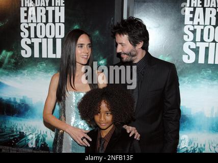 JENNIFER CONNELLY, JADEN SMITH, KEANU REEVES, THE DAY THE EARTH STOOD ...