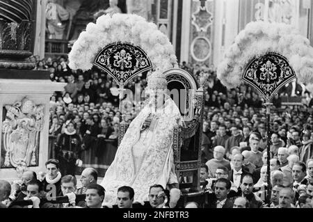 Pope John XXIII wearing the Triple Crown at St. Peters Basilica Stock ...