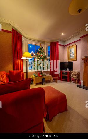 A typical lounge decorated with a Christmas tree Stock Photo - Alamy