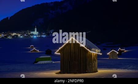 Obertilliach, Winter, Nacht, Heustadel, beleuchtet, Scheune, Schupfe ...