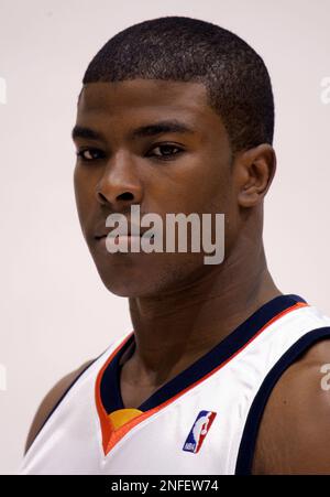 Golden State Warriors' Kelenna Azubuike, center, drives to the basket ...
