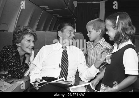 RONALD REAGAN with wife Nancy and children Patty and Ron Jr Stock Photo ...