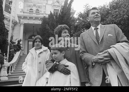 RONALD REAGAN with wife Nancy and children Patty and Ron Jr Stock Photo ...