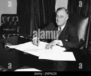 Franklin Roosevelt signing Beer Bill ca. 1933 Stock Photo - Alamy