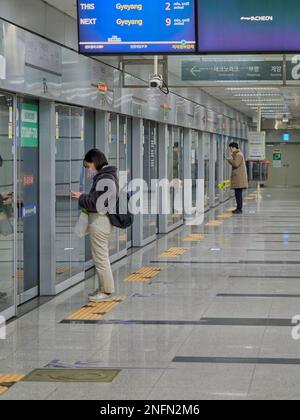 Subway Platform, Incheon, South Korea Stock Photo - Alamy