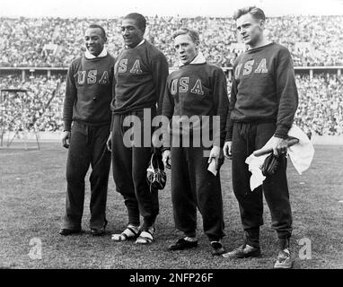 Jesse Owens, Ralph Metcalfe, Foy Draper, Frank Wykoff 1936 Stock Photo ...