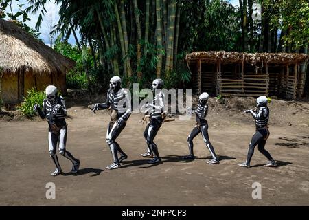 Natives with skeleton painting, Omo Bugamo tribe or skeleton people ...