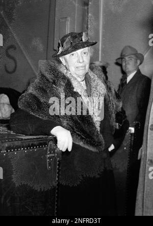 First Lady Helen Taft in her official White House portrait Stock Photo ...