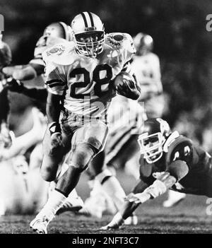 Washington's tailback Jacque Robinson (28) breaks the Oklahoma defense ...