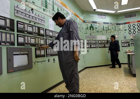 Oil refinery control room. Saudi Arabia Stock Photo - Alamy