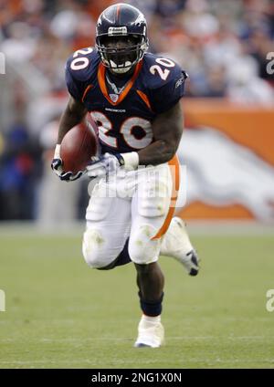 Denver Broncos' Travis Henry runs during the second half of the NFL ...