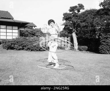 Hula hoop craze, 1958 Stock Photo - Alamy