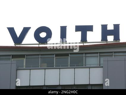 Das Firmenlogo der Voith AG, umrahmt von Flaggen, in Heidenheim, Baden ...