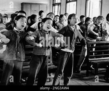 Communist China - children in a classroom Stock Photo - Alamy