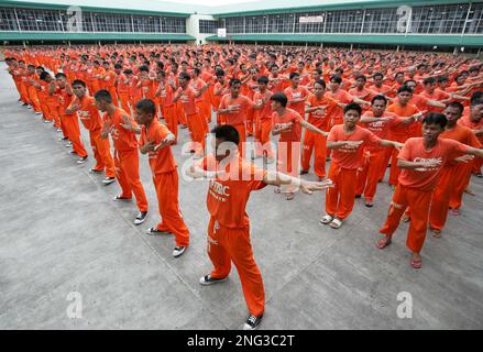 Filipino inmates dance as part of their morning workout at the Cebu ...