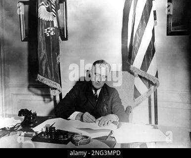 Franklin Roosevelt signs the Banking Act of 1935. Aug. 23, 1935 ...