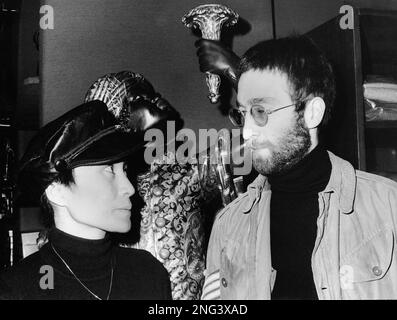 Beatle John Lennon with wife Yoko Ono and her six year old Kyoko Cox ...
