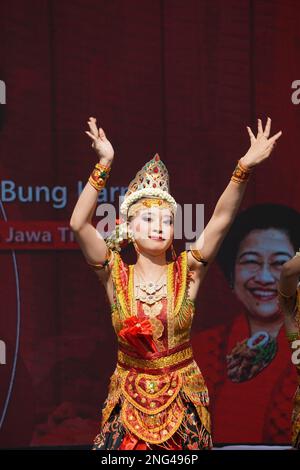 Indonesian mari kangen dance. This dance depicts the joy of teenagers ...