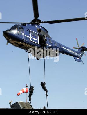 Polizeispezialkraefte seilen sich am Freitag, 27. April 2007, in Sankt ...