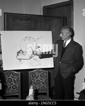 French marine explorer Jacques Cousteau Stock Photo - Alamy