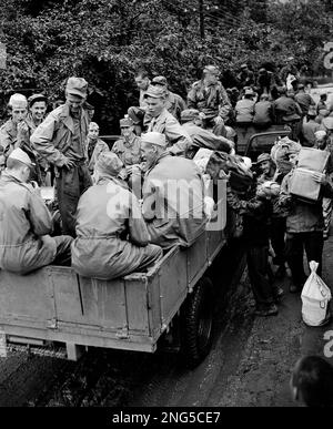 [ 1945 Japan - Japanese POWs in Okinawa ] — Japanese prisoners of war ...