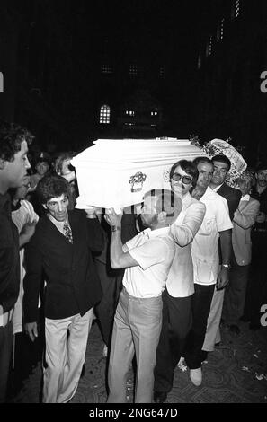 Relatives of Alfredo Rampi, the child who fell into a well at Vermicino ...