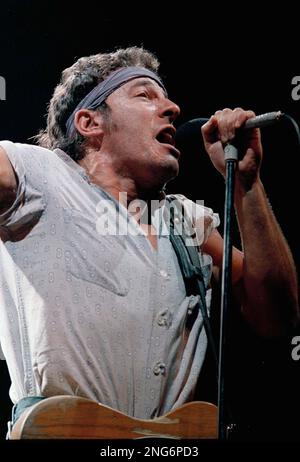 BRUCE SPRINGSTEEN IN CONCERT, THE MEADOWLANDS, EAST RUTHERFORD, NJ 08 ...