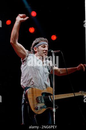 BRUCE SPRINGSTEEN IN CONCERT, THE MEADOWLANDS, EAST RUTHERFORD, NJ 08 ...