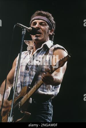 BRUCE SPRINGSTEEN IN CONCERT, THE MEADOWLANDS, EAST RUTHERFORD, NJ 08 ...