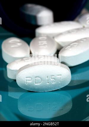 Lipitor (Atorvastatin), a cholesterol-lowering drug Stock Photo - Alamy