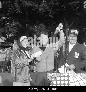 KEN VENTURI WITH WIFE CONNIE AFTER WINNING THE 64TH NATIONAL OPEN GOLF ...