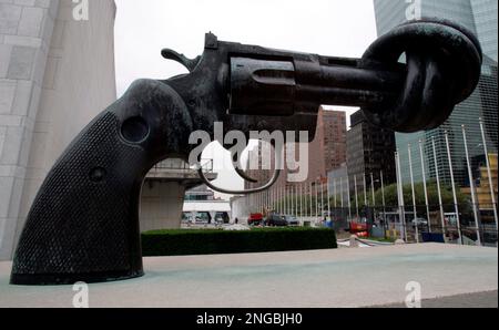 Knotted Gun sculpture in front of the United Nations Building, New York ...
